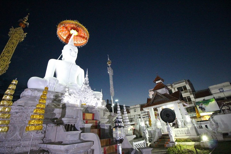 Wat Chiang Rai ‘Pay respect to the white Lord Buddha statue.’